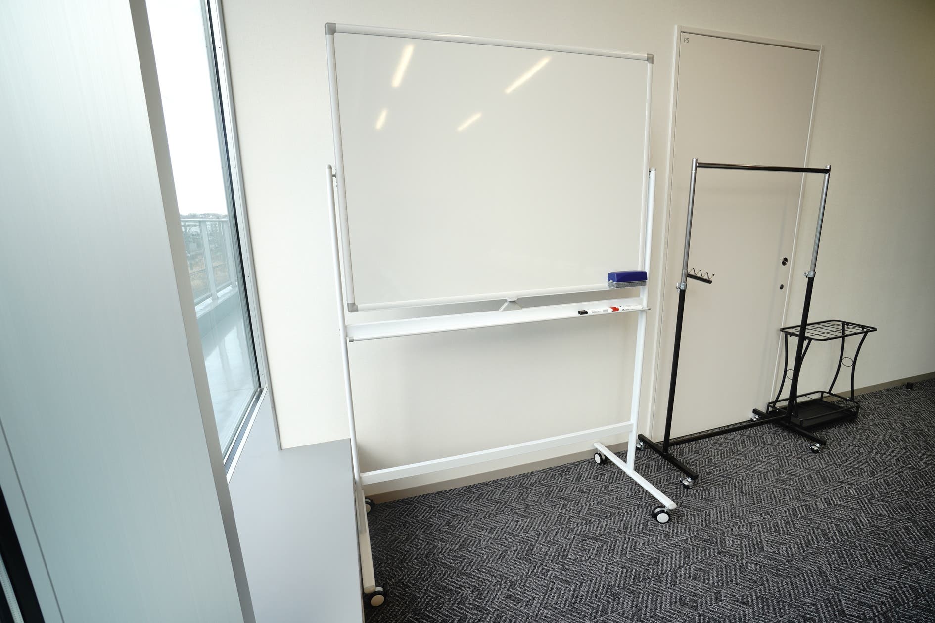 ＜小田急海老名貸し会議室D＞海老名駅徒歩2分！新築大型オフィス内✨15名収容！Wi-Fi/モニター無料！会議/セミナー/研修の写真13