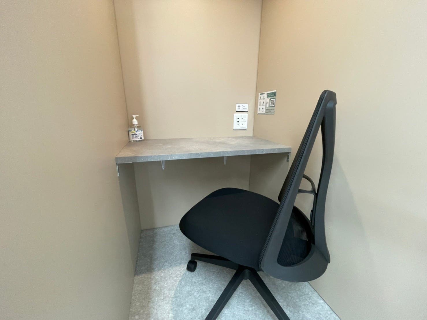 ＜RemoteworkBOX SKYLE店【No.2】＞完全個室⭐️Wi-Fi無料！テレワーク/Zoom/自習の写真2