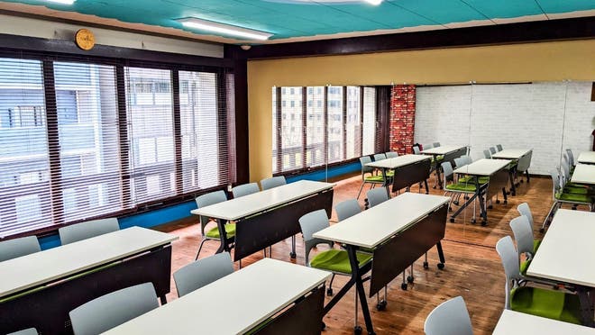 心斎橋駅から徒歩8分。週末長時間50%オフ!!【wifi、鏡、モニター、ホワイトボード、整体ベッド2台、ヨガマット】の写真1