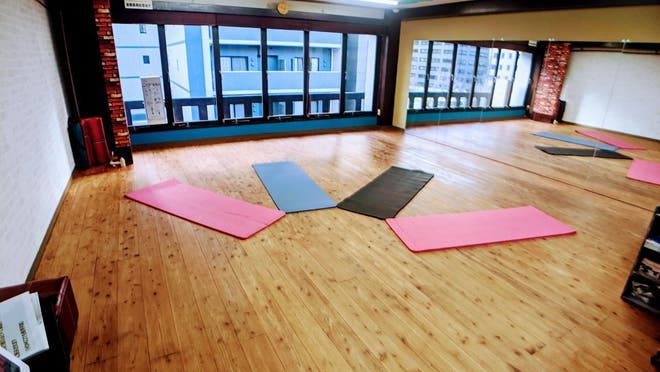 心斎橋駅から徒歩8分。週末長時間50%オフ!!【wifi、鏡、モニター、ホワイトボード、整体ベッド2台、ヨガマット】の写真4