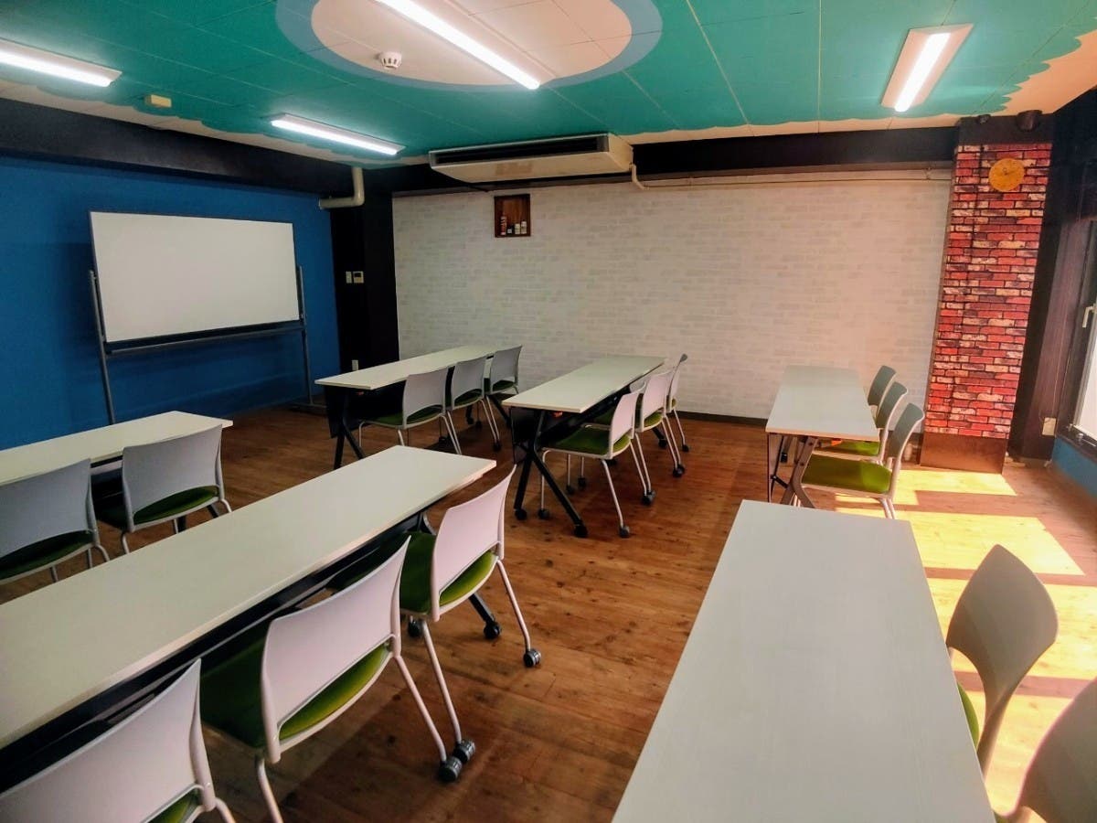 心斎橋駅から徒歩８分。週末長時間50%オフ！！【wifi、鏡、モニター、ホワイトボード、整体ベッド2台、ヨガマット】の写真5