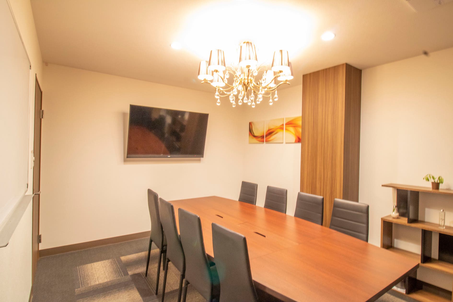 《SBL烏丸会議室》【２F　小会議室①(最大8名)】少人数での会議や打ち合わせに最適♪の写真1