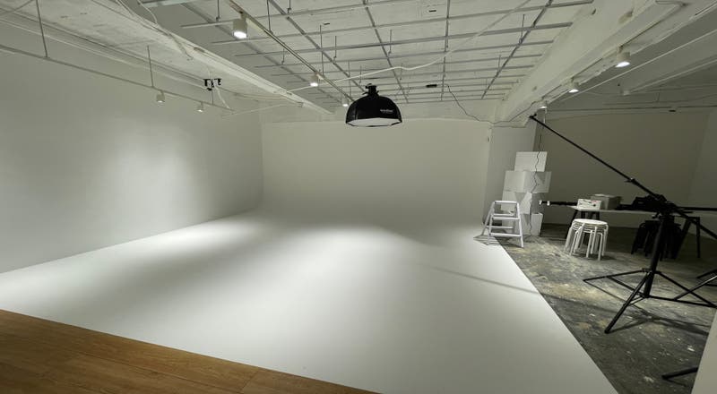 【中野富士見町駅徒歩1分】HP完成記念！高2.8×横5.5ｍ白ホリ、トップライトの打てるレンタル撮影スタジオ