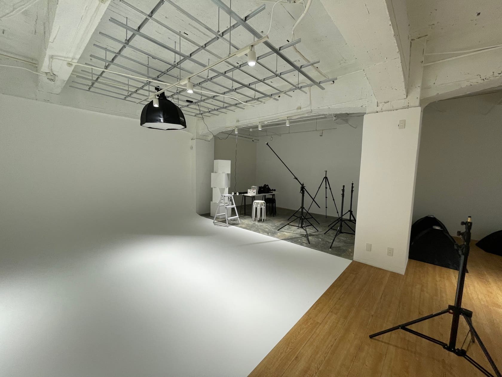 【中野富士見町駅徒歩1分】HP完成記念！高2.8×横5.5ｍ白ホリ、トップライトの打てるレンタル撮影スタジオの写真2