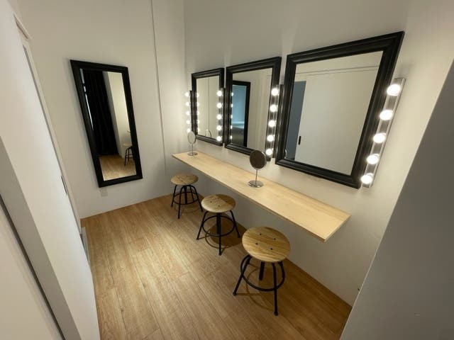 【中野富士見町駅徒歩1分】HP完成記念！高2.8×横5.5ｍ白ホリ、トップライトの打てるレンタル撮影スタジオの写真5