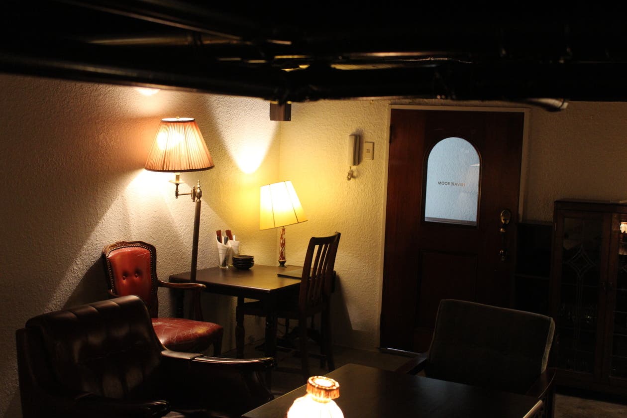 中目黒駅徒歩3分！隠れ家レストランの"地下室"で撮影や会議！レトロな家具が取り揃えられています！の写真5