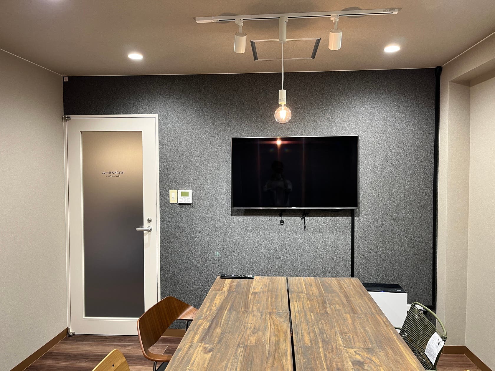 おひとり様での個室利用から6名様の小会議やオンラインミーティングに最適の写真5