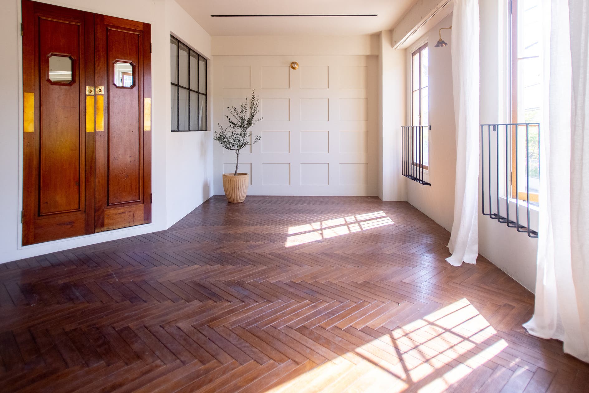 撮影をはじめ展示会、イベントスペースとしても！ パリのアパルトマンをイメージした本物のアンティークをお楽しみください。の写真1