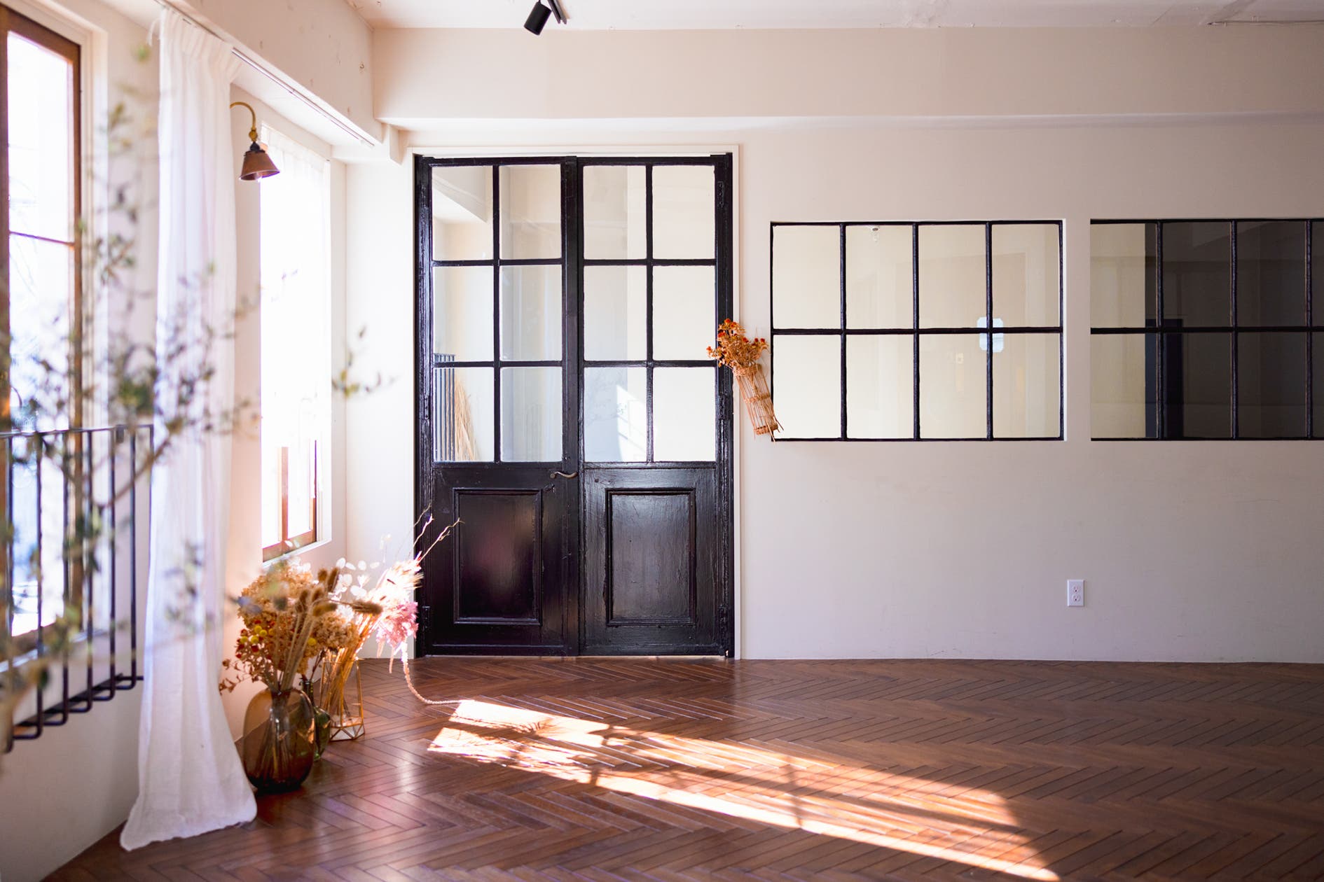 撮影をはじめ展示会、イベントスペースとしても！ パリのアパルトマンをイメージした本物のアンティークをお楽しみください。の写真2