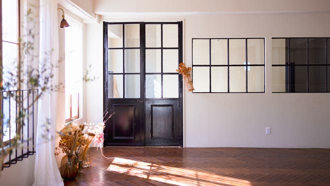 撮影をはじめ展示会、イベントスペースとしても! パリのアパルトマンをイメージした本物のアンティークをお楽しみください。の写真2