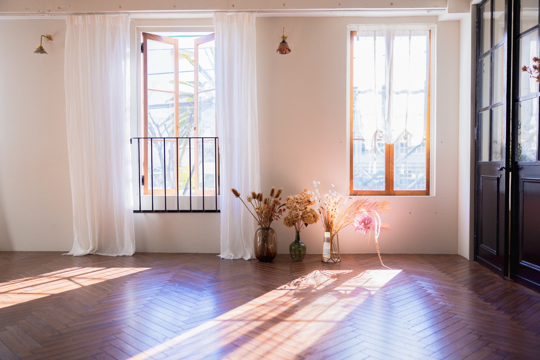 撮影をはじめ展示会、イベントスペースとしても！ パリのアパルトマンをイメージした本物のアンティークをお楽しみください。の写真3