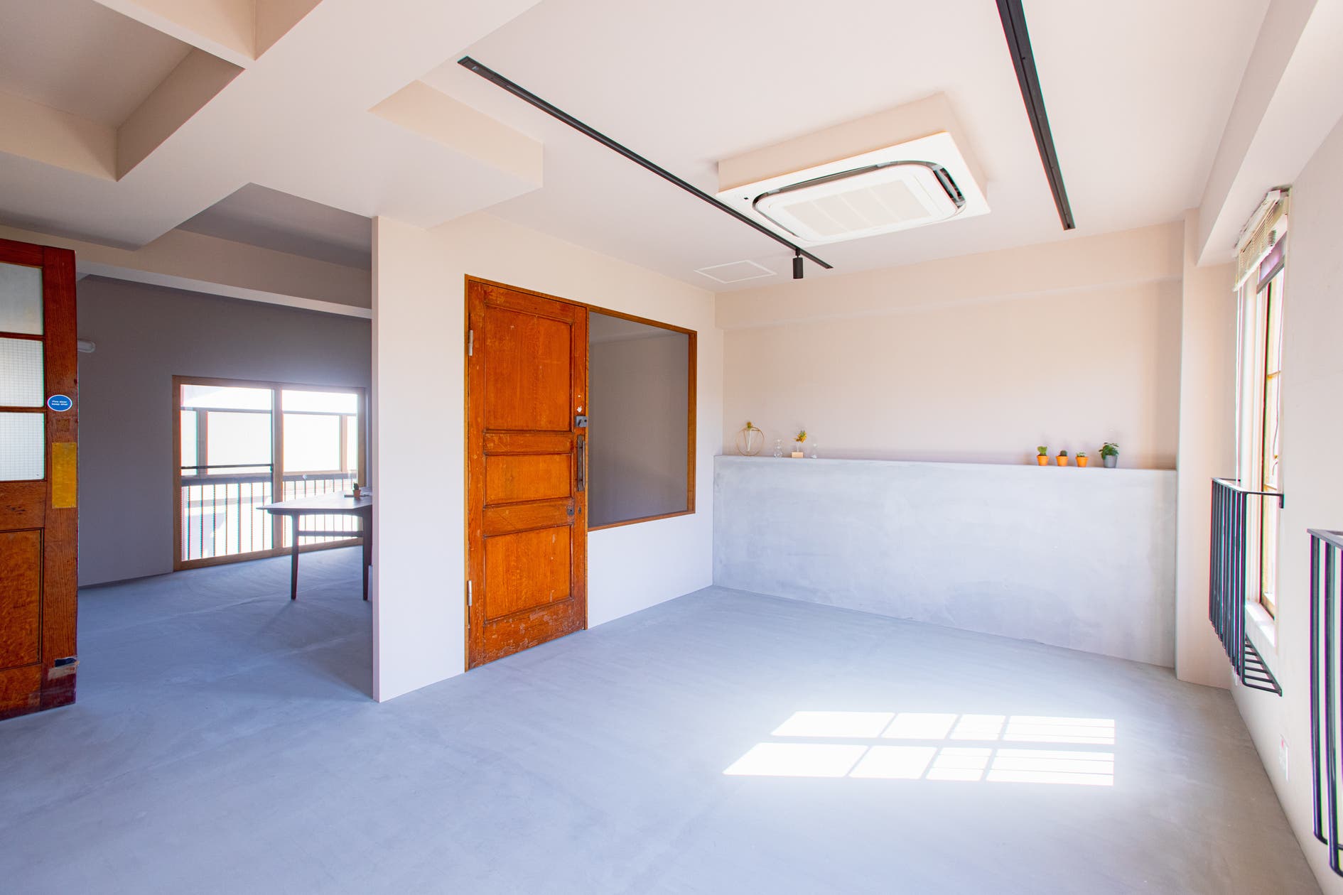 撮影をはじめ展示会、イベントスペースとしても！ パリのアパルトマンをイメージした本物のアンティークをお楽しみください。の写真4