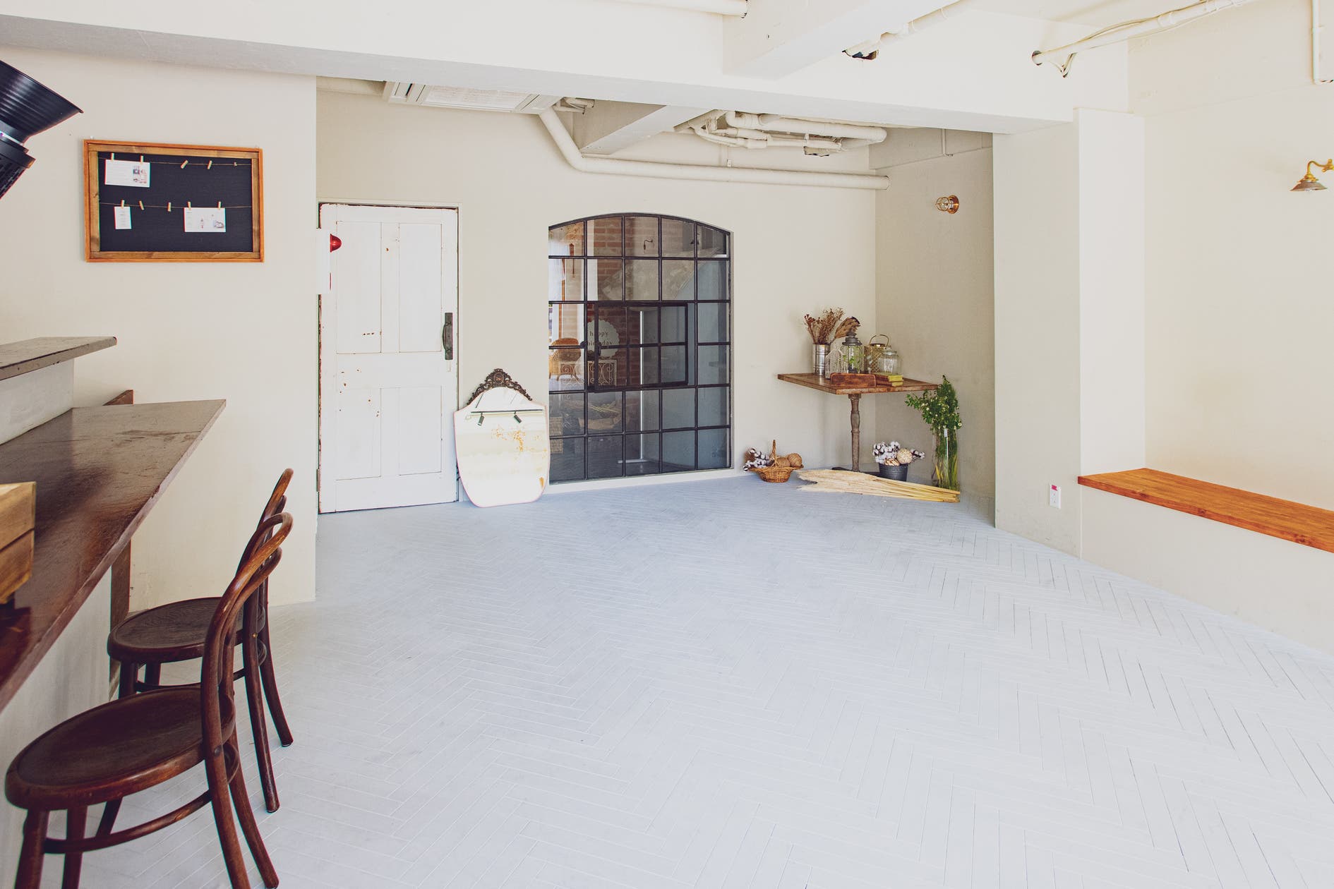 撮影をはじめ展示会、イベントスペースとしても！ パリのアパルトマンをイメージした本物のアンティークをお楽しみください。の写真5