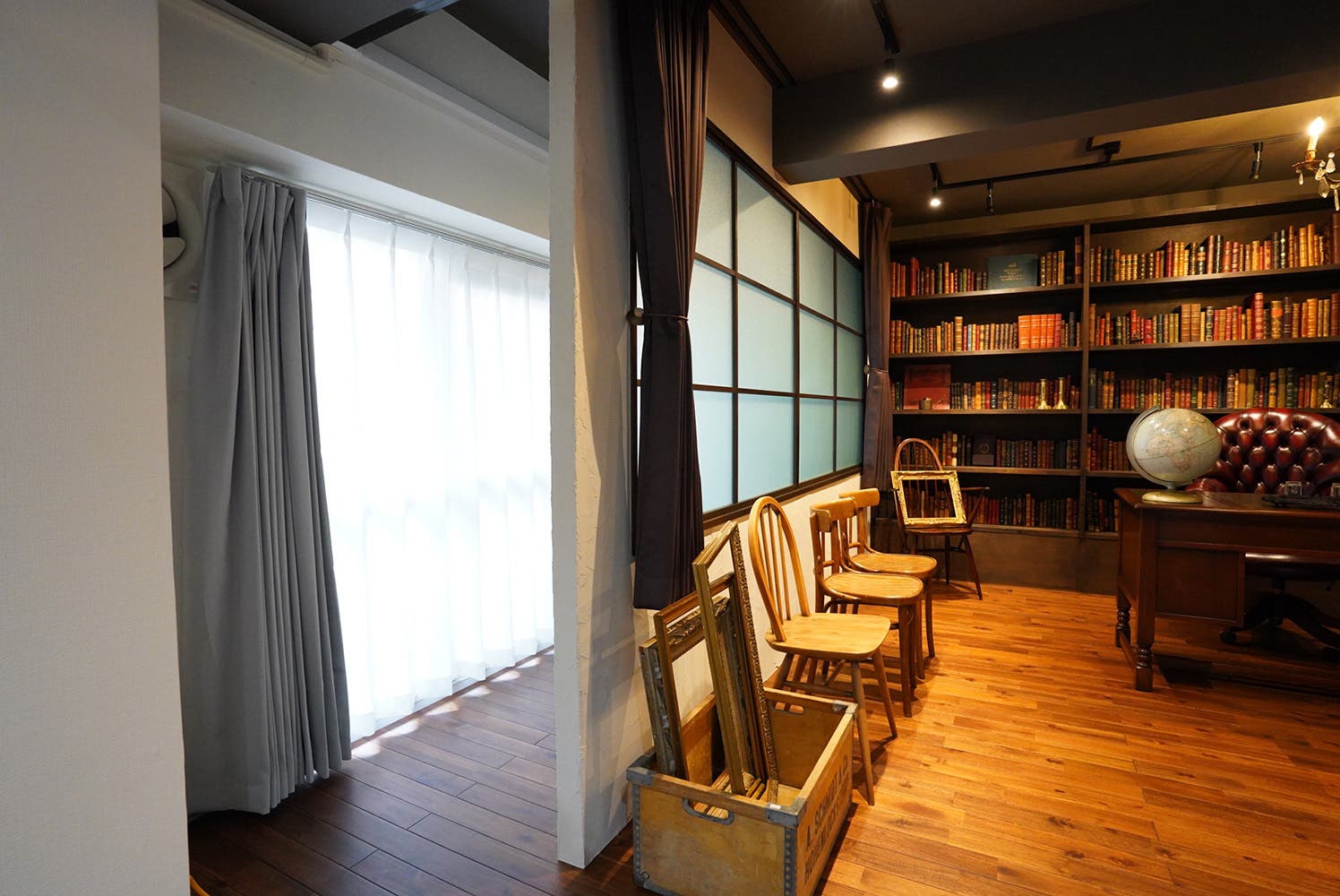 田町駅徒歩5分｜アンティーク家具・雑貨・洋書が大量に揃う書斎スタジオ｜本棚・白壁・コンクリート壁・ウッド壁等豊富な背景　自然光◎の写真8