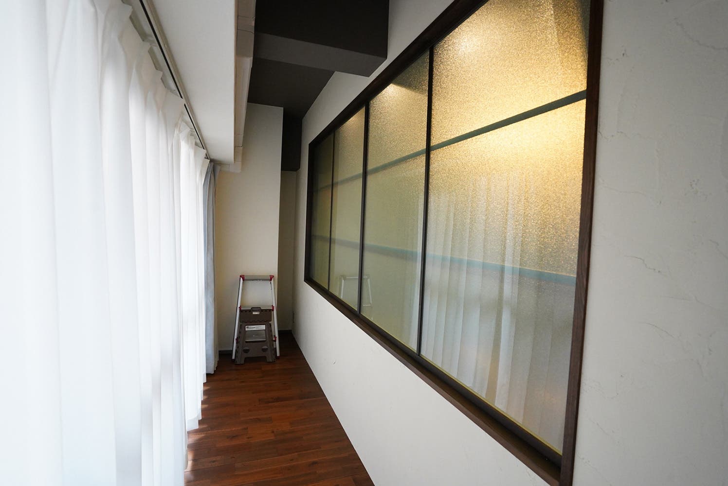 田町駅徒歩5分｜アンティーク家具・雑貨・洋書が大量に揃う書斎スタジオ｜本棚・白壁・コンクリート壁・ウッド壁等豊富な背景　自然光◎の写真9