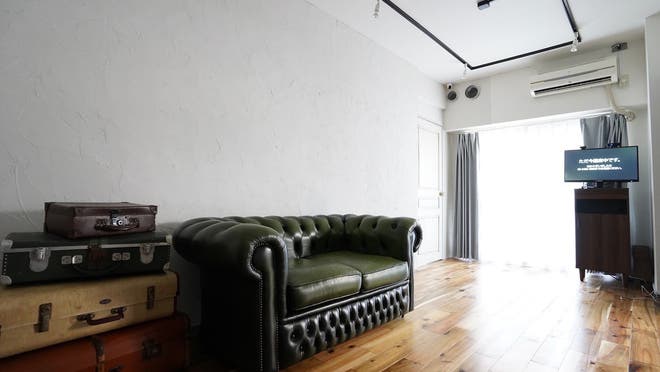 田町駅徒歩5分|アンティーク家具・雑貨・洋書が大量に揃う書斎スタジオ|本棚・白壁・コンクリート壁・ウッド壁等豊富な背景 自然光◎の写真2