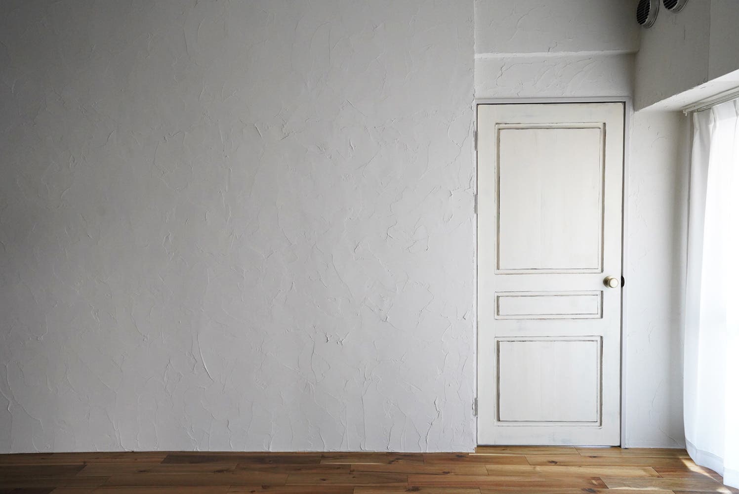 田町駅徒歩5分｜アンティーク家具・雑貨・洋書が大量に揃う書斎スタジオ｜本棚・白壁・コンクリート壁・ウッド壁等豊富な背景　自然光◎の写真10