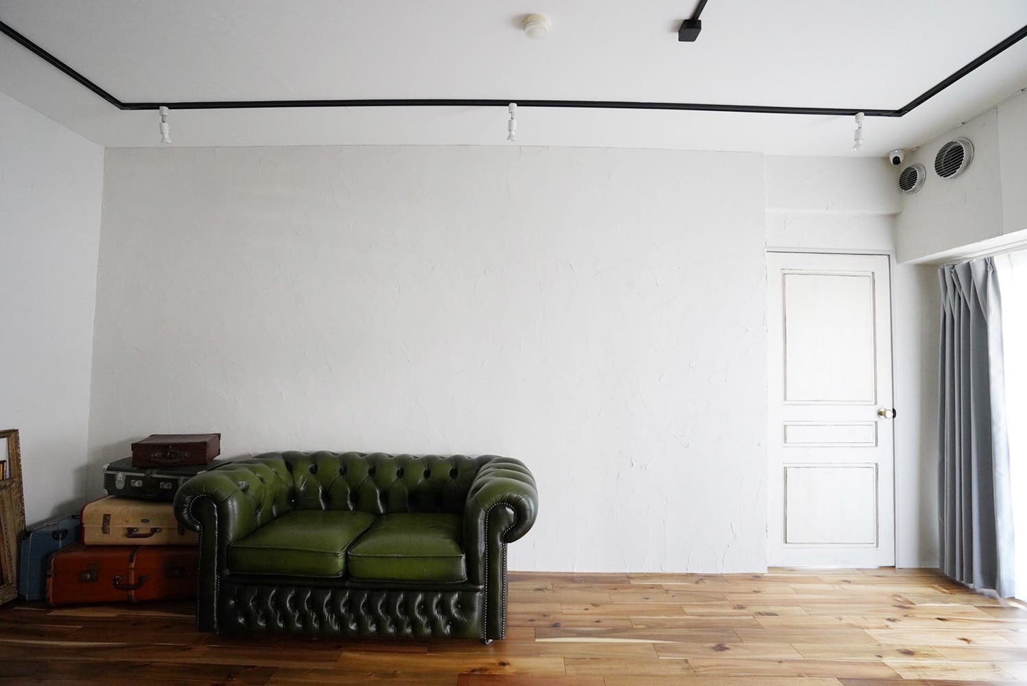 田町駅徒歩5分｜アンティーク家具・雑貨・洋書が大量に揃う書斎スタジオ｜本棚・白壁・コンクリート壁・ウッド壁等豊富な背景　自然光◎の写真12