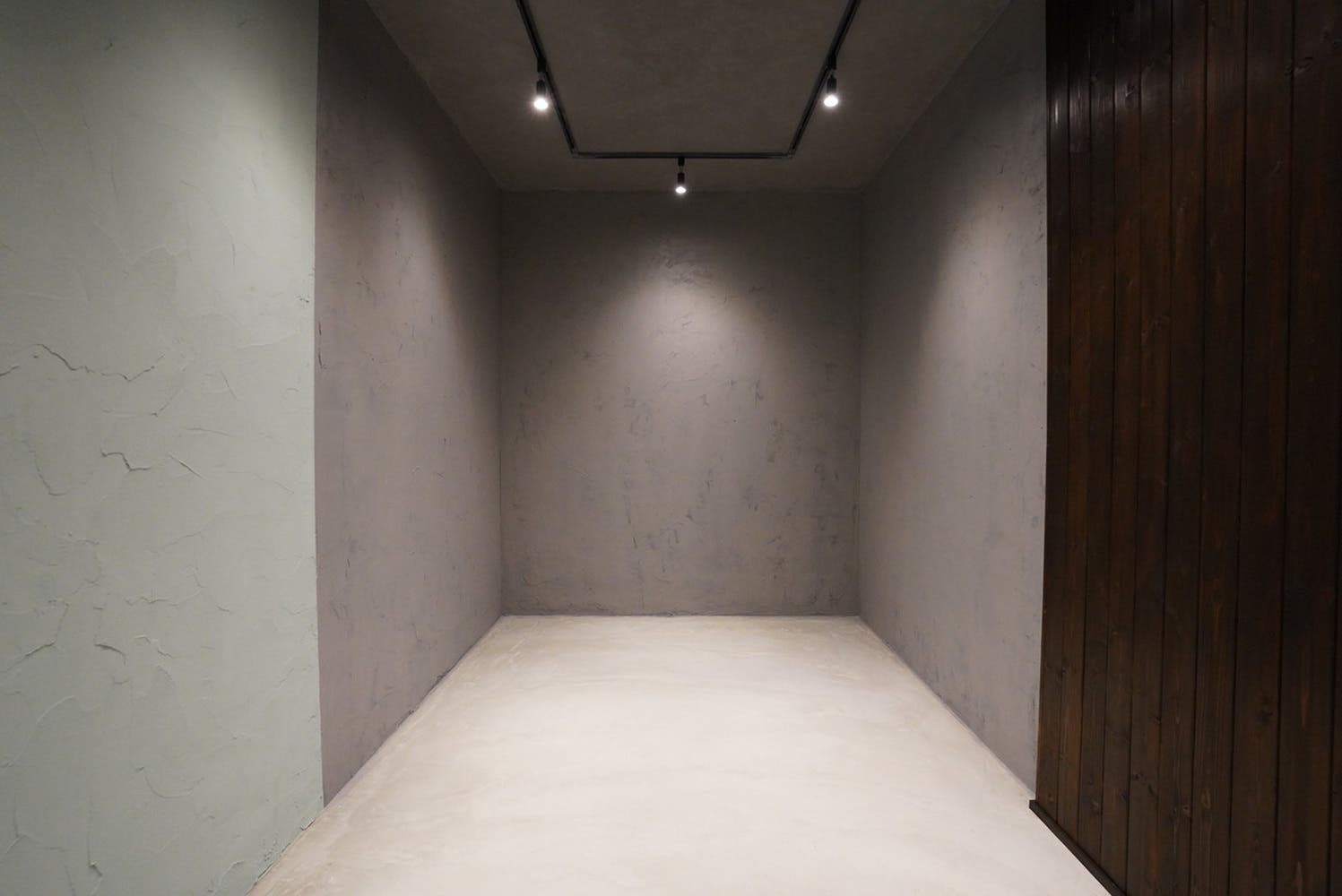 田町駅徒歩5分｜アンティーク家具・雑貨・洋書が大量に揃う書斎スタジオ｜本棚・白壁・コンクリート壁・ウッド壁等豊富な背景　自然光◎の写真4