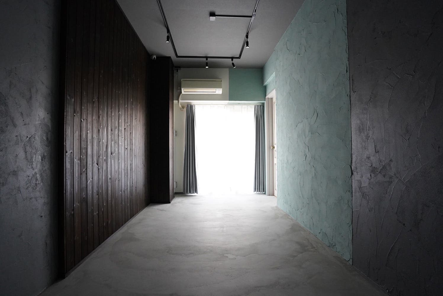 田町駅徒歩5分｜アンティーク家具・雑貨・洋書が大量に揃う書斎スタジオ｜本棚・白壁・コンクリート壁・ウッド壁等豊富な背景　自然光◎の写真16