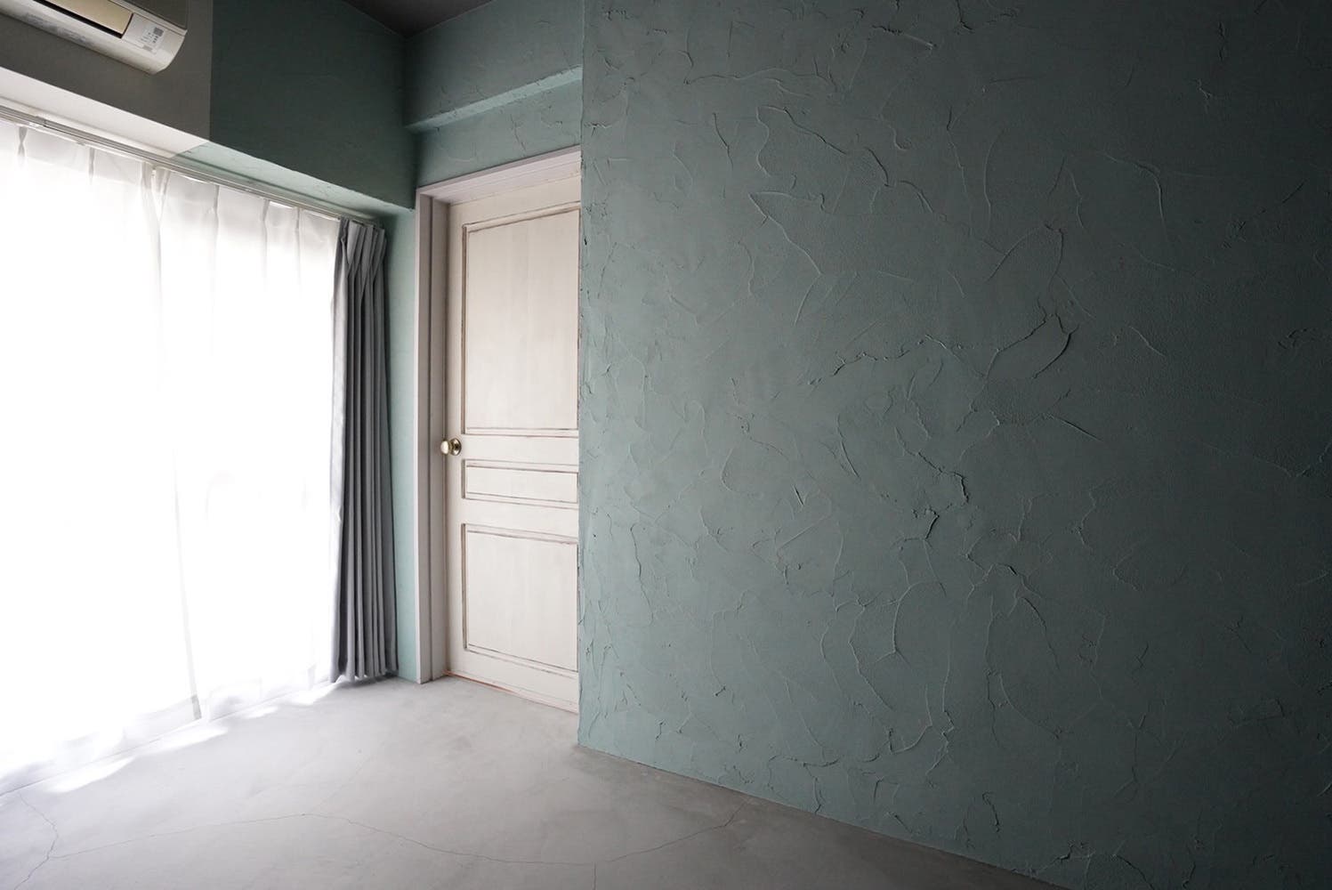 田町駅徒歩5分｜アンティーク家具・雑貨・洋書が大量に揃う書斎スタジオ｜本棚・白壁・コンクリート壁・ウッド壁等豊富な背景　自然光◎の写真14