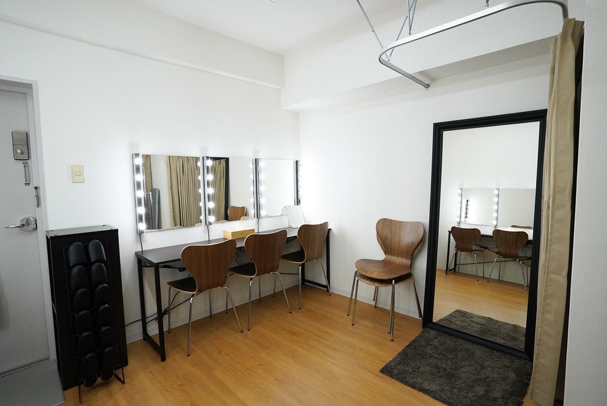 田町駅徒歩5分｜アンティーク家具・雑貨・洋書が大量に揃う書斎スタジオ｜本棚・白壁・コンクリート壁・ウッド壁等豊富な背景　自然光◎の写真17