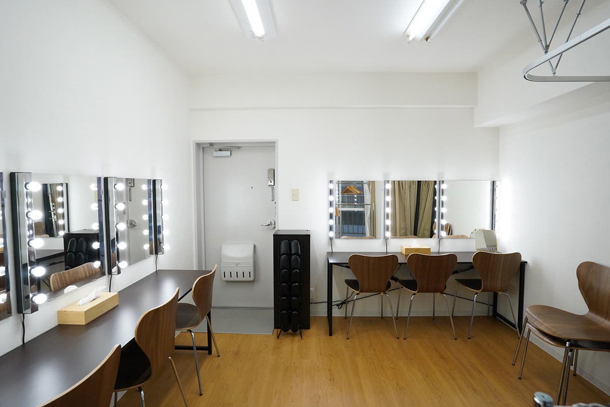 田町駅徒歩5分｜アンティーク家具・雑貨・洋書が大量に揃う書斎スタジオ｜本棚・白壁・コンクリート壁・ウッド壁等豊富な背景　自然光◎の写真19