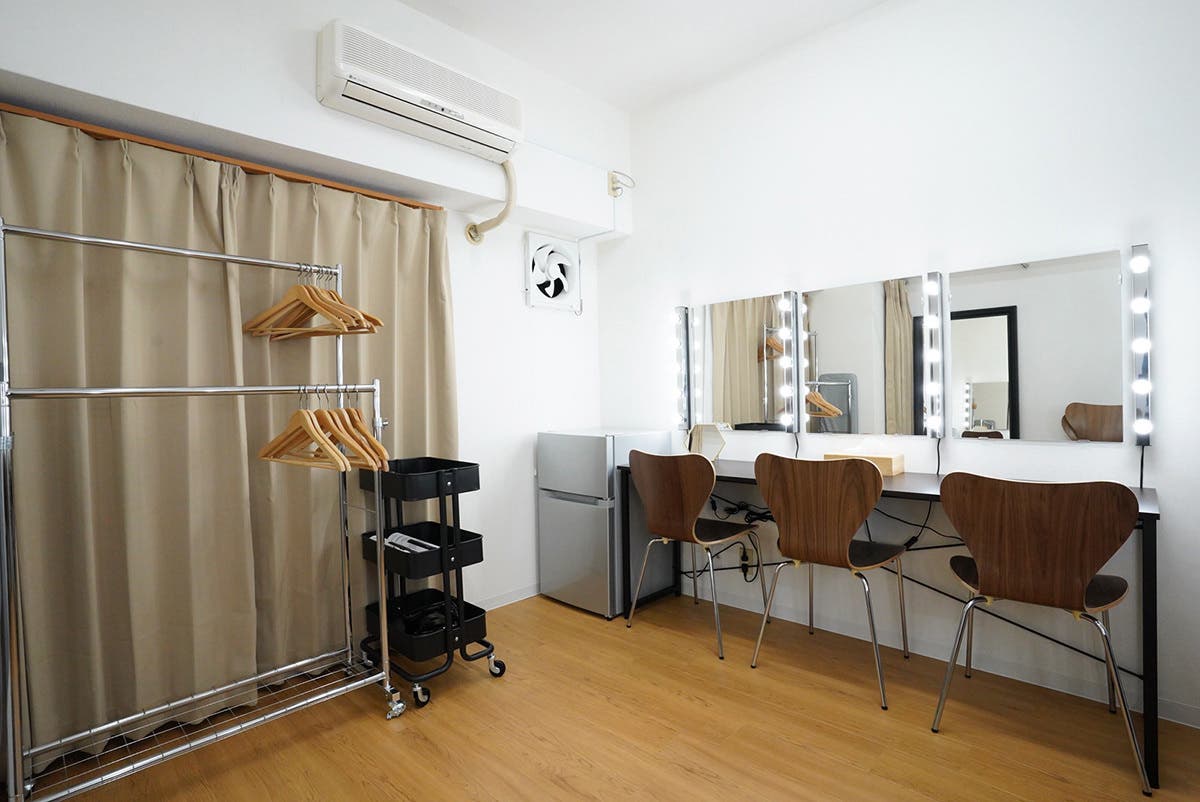 田町駅徒歩5分｜アンティーク家具・雑貨・洋書が大量に揃う書斎スタジオ｜本棚・白壁・コンクリート壁・ウッド壁等豊富な背景　自然光◎の写真18