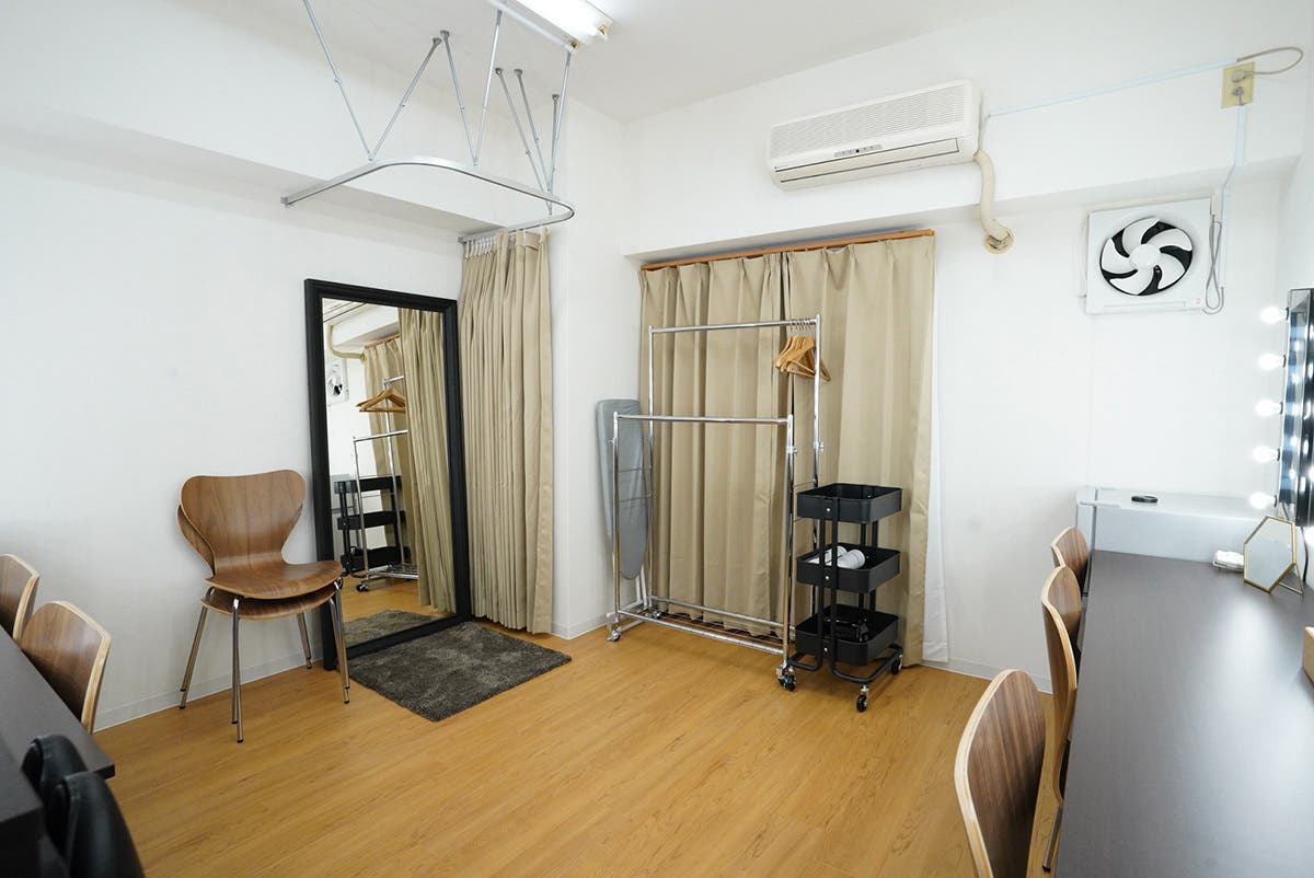 田町駅徒歩5分｜アンティーク家具・雑貨・洋書が大量に揃う書斎スタジオ｜本棚・白壁・コンクリート壁・ウッド壁等豊富な背景　自然光◎の写真20