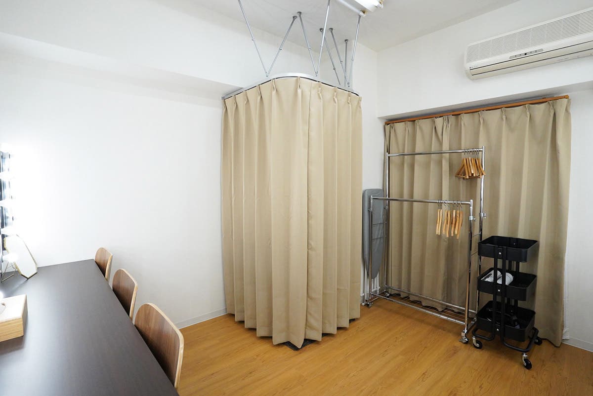 田町駅徒歩5分｜アンティーク家具・雑貨・洋書が大量に揃う書斎スタジオ｜本棚・白壁・コンクリート壁・ウッド壁等豊富な背景　自然光◎の写真21