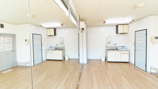 <市川駅1分>ダンスができるレンタルスタジオ/幅4.2m高さ1.8の鏡付き/少人数グループ・個人練習に最適の写真1