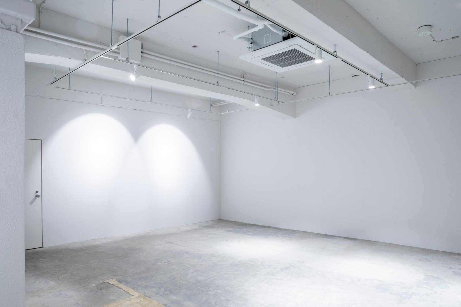 ☆セール中リニューアルグレー漆喰壁☆【レビュー10%オフ】ホワイトスペース・北窓自然光・天井高3m・グレー漆喰壁・フォトスタジオの写真7