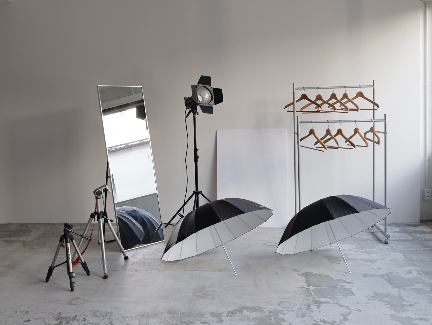 ☆セール中リニューアルグレー漆喰壁☆【レビュー10%オフ】ホワイトスペース・北窓自然光・天井高3m・グレー漆喰壁・フォトスタジオの写真9