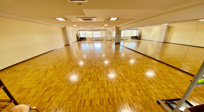 JR奈良、近鉄新大宮から徒歩6分。ダンスレッスンや練習、ヨガ、パーソナルトレーニング、ワークショップや販売会も使用歴あり