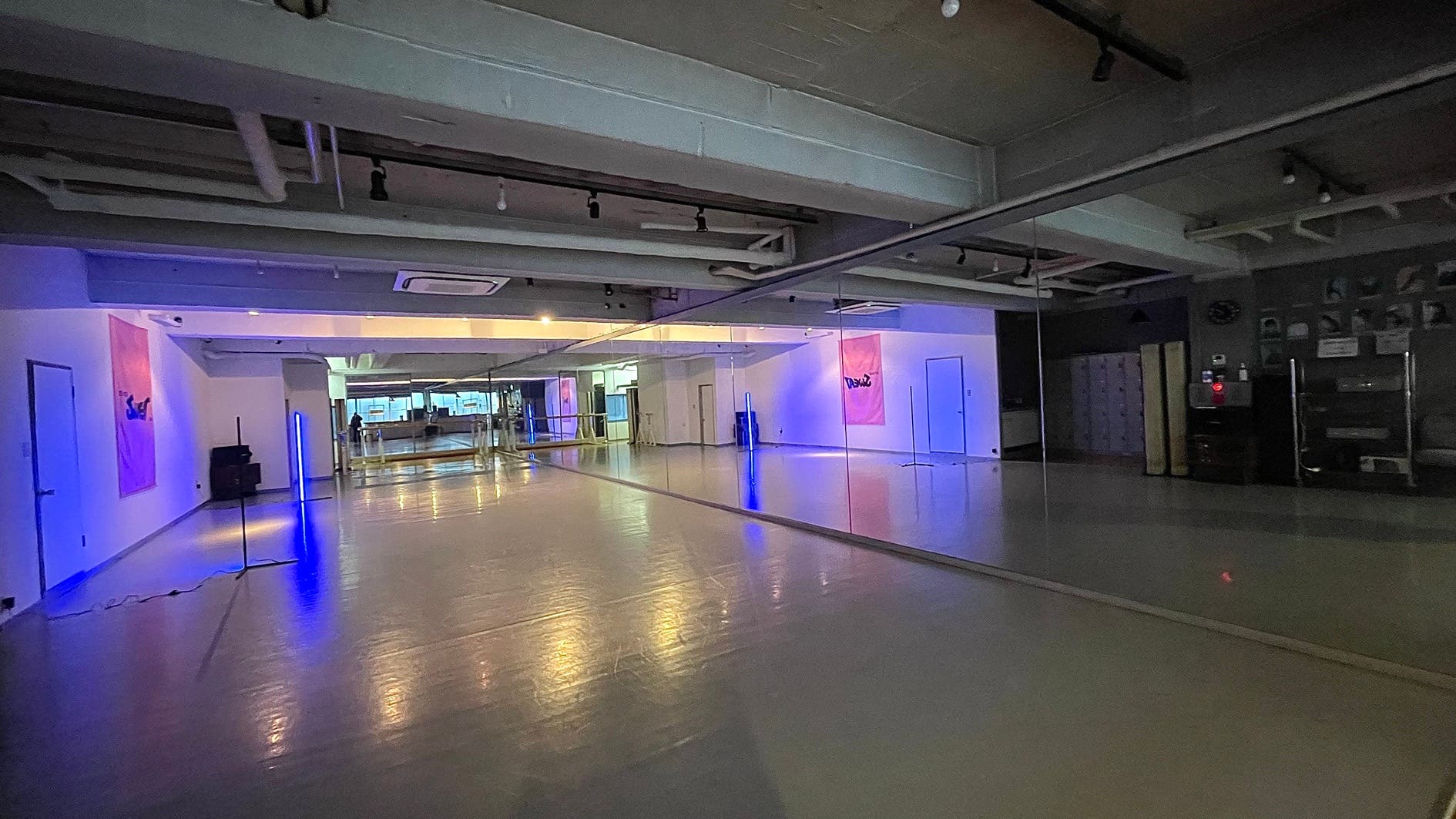 横須中央駅徒歩3分！！広いレンタルダンススタジオです！全面鏡張り23m舞台リハーサルにも最適です。の写真11