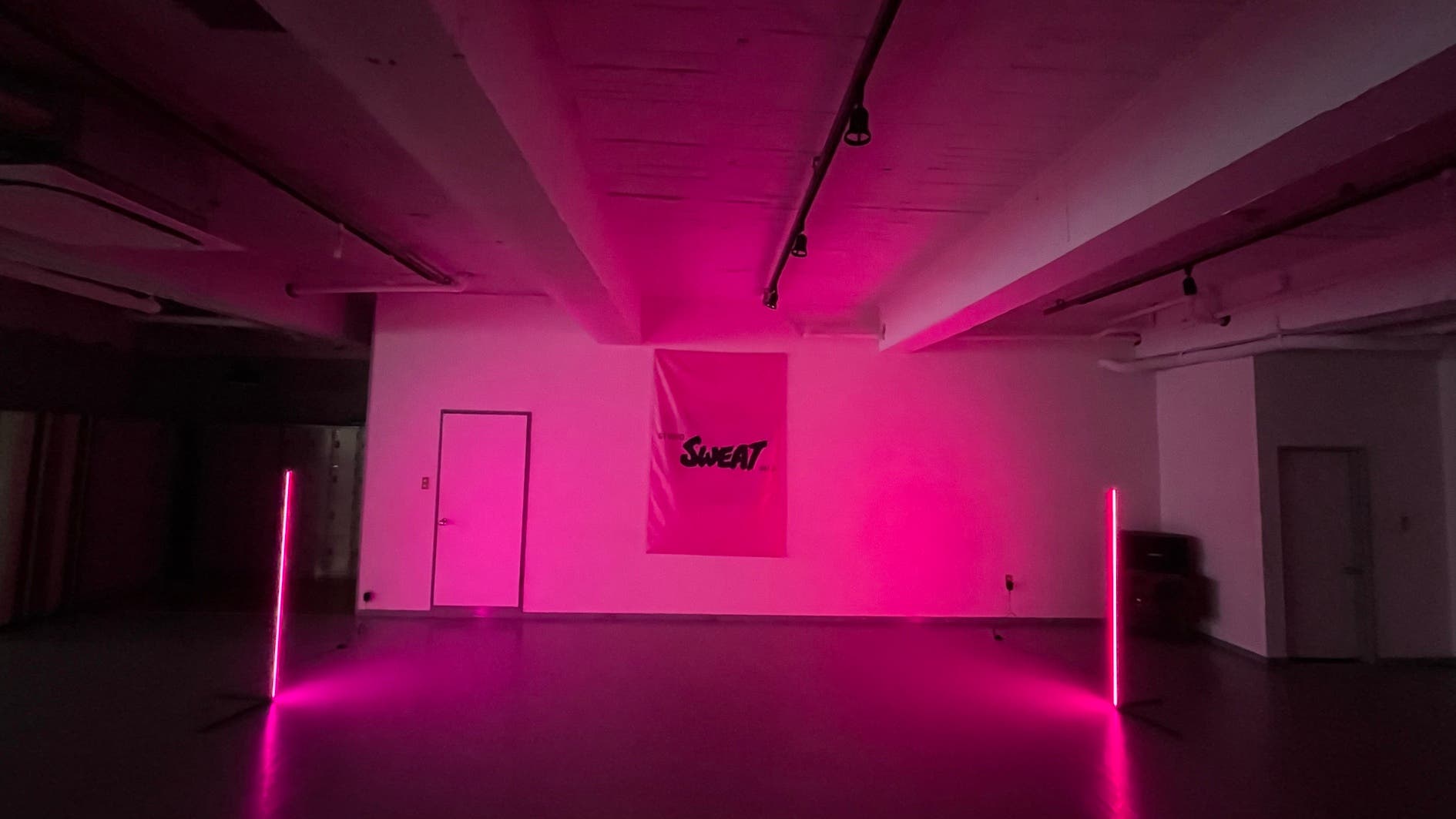 横須中央駅徒歩3分！！広いレンタルダンススタジオです！全面鏡張り23m舞台リハーサルにも最適です。の写真13