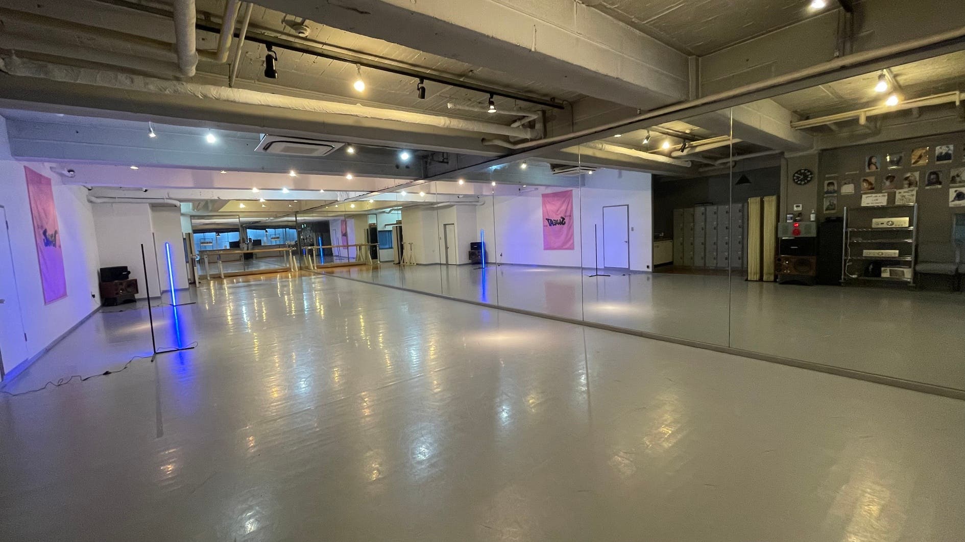 横須中央駅徒歩3分！！広いレンタルダンススタジオです！全面鏡張り23m舞台リハーサルにも最適です。の写真16