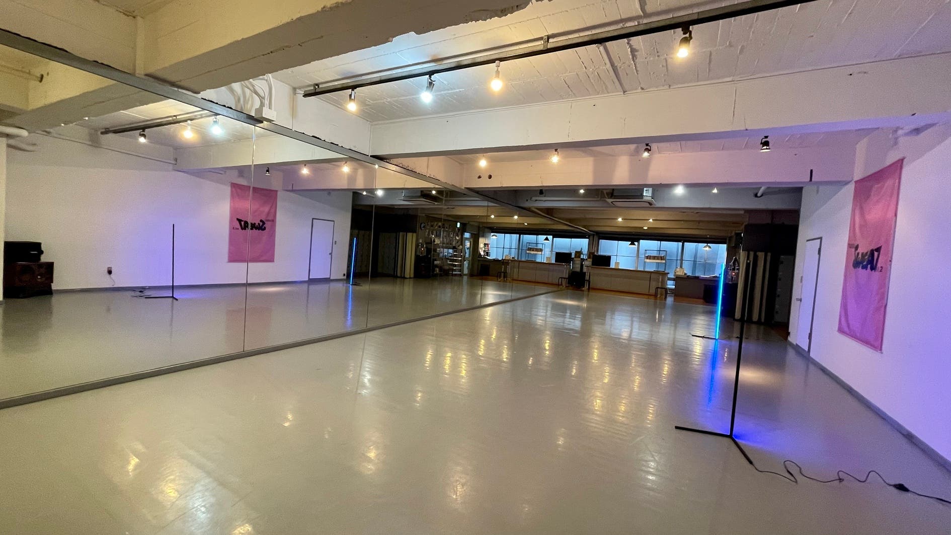 横須中央駅徒歩3分！！広いレンタルダンススタジオです！全面鏡張り23m舞台リハーサルにも最適です。の写真17