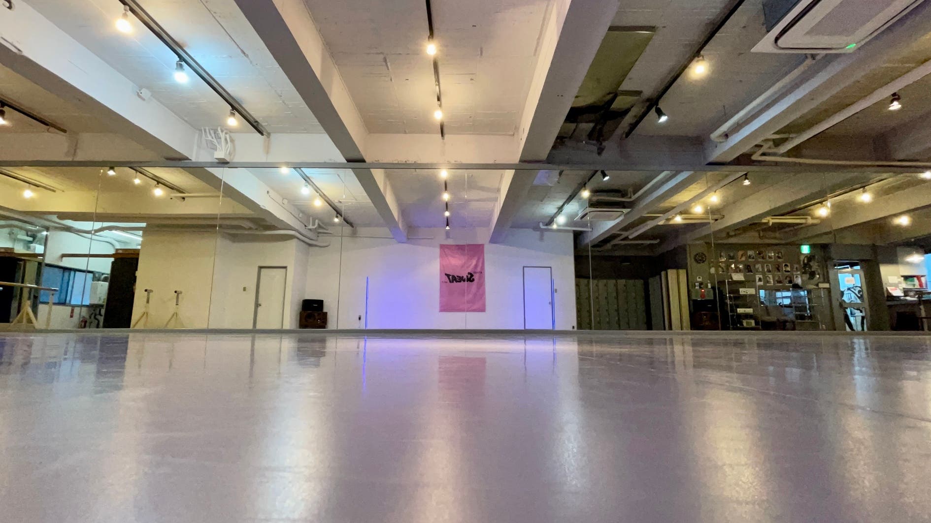 横須中央駅徒歩3分！！広いレンタルダンススタジオです！全面鏡張り23m舞台リハーサルにも最適です。の写真18