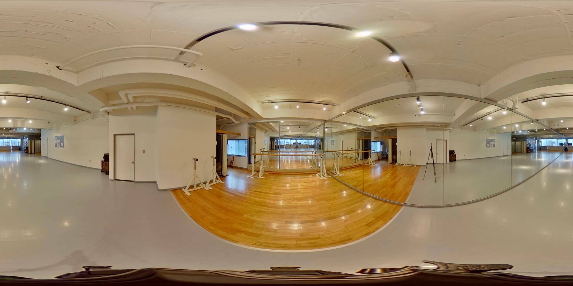 横須中央駅徒歩3分！！広いレンタルダンススタジオです！全面鏡張り23m舞台リハーサルにも最適です。の写真22