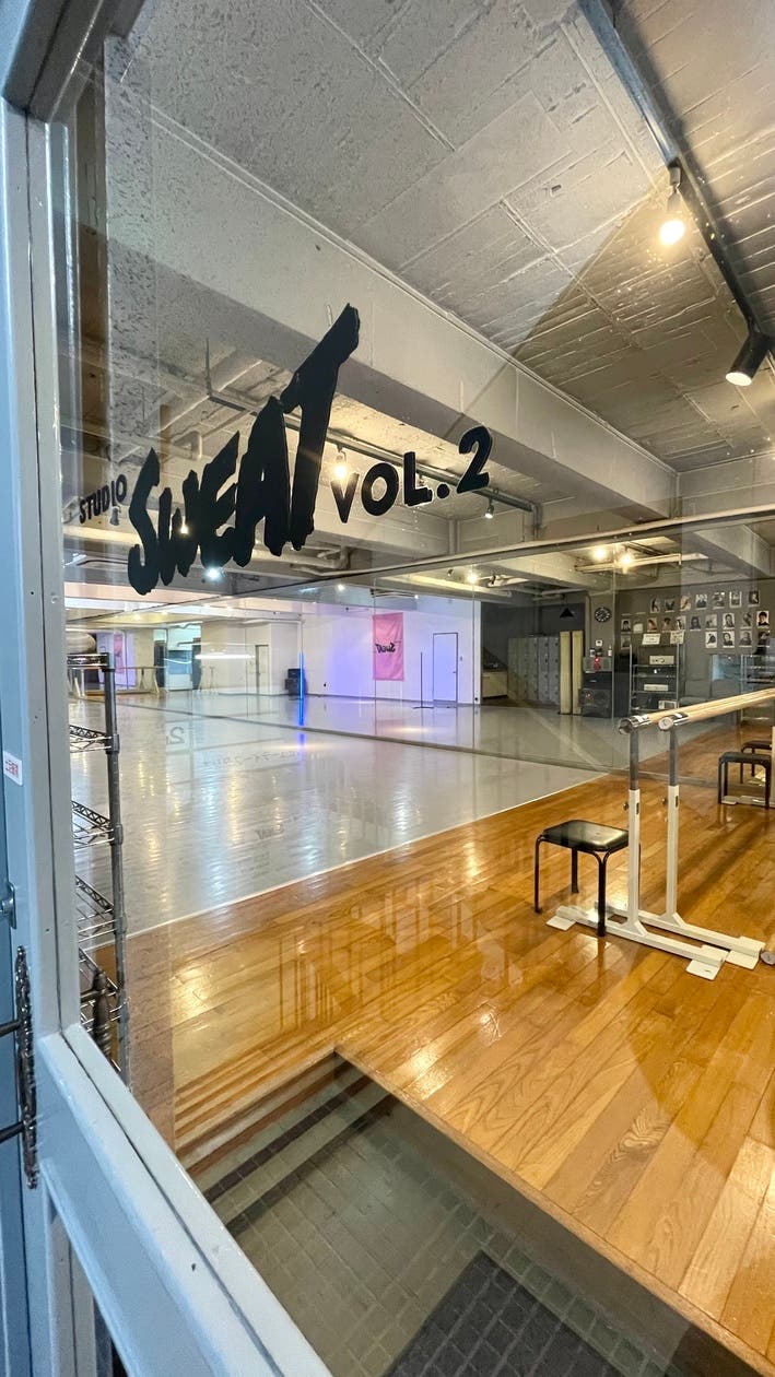 横須中央駅徒歩3分！！広いレンタルダンススタジオです！全面鏡張り23m舞台リハーサルにも最適です。の写真25