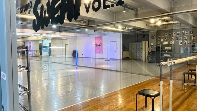 横須中央駅徒歩3分!!広いレンタルダンススタジオです!全面鏡張り23m舞台リハーサルにも最適です。の写真25