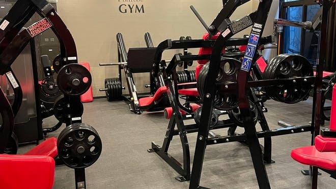 【広尾駅から徒歩6分】地下にある赤と黒を基調とした内装で高級感あふれる隠れ家的ジムの写真1