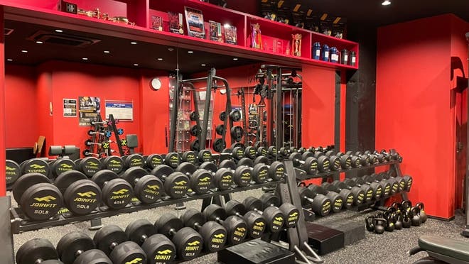 【広尾駅から徒歩6分】地下にある赤と黒を基調とした内装で高級感あふれる隠れ家的ジムの写真3