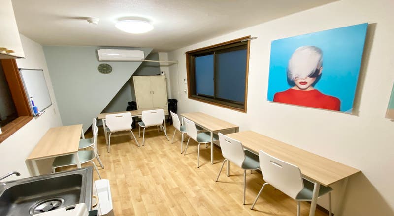 小倉駅から徒歩4分！12名着席可能でテレワークに最適な綺麗なレンタル会議室