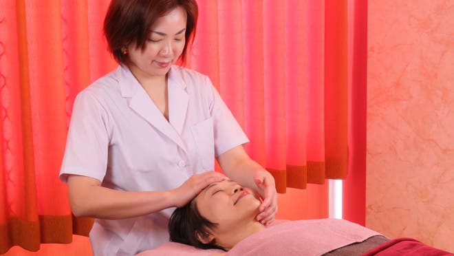 シャンデリア玄関の綺麗エステルーム&ヨガスタジオ、駐車場10台完備、冷暖房完備の写真3