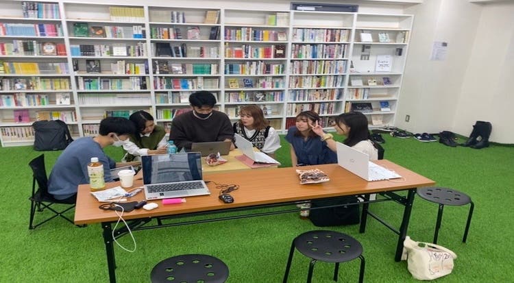 本に囲まれた屋内公園。芝生の空間で天気を気にせず気分を変えて