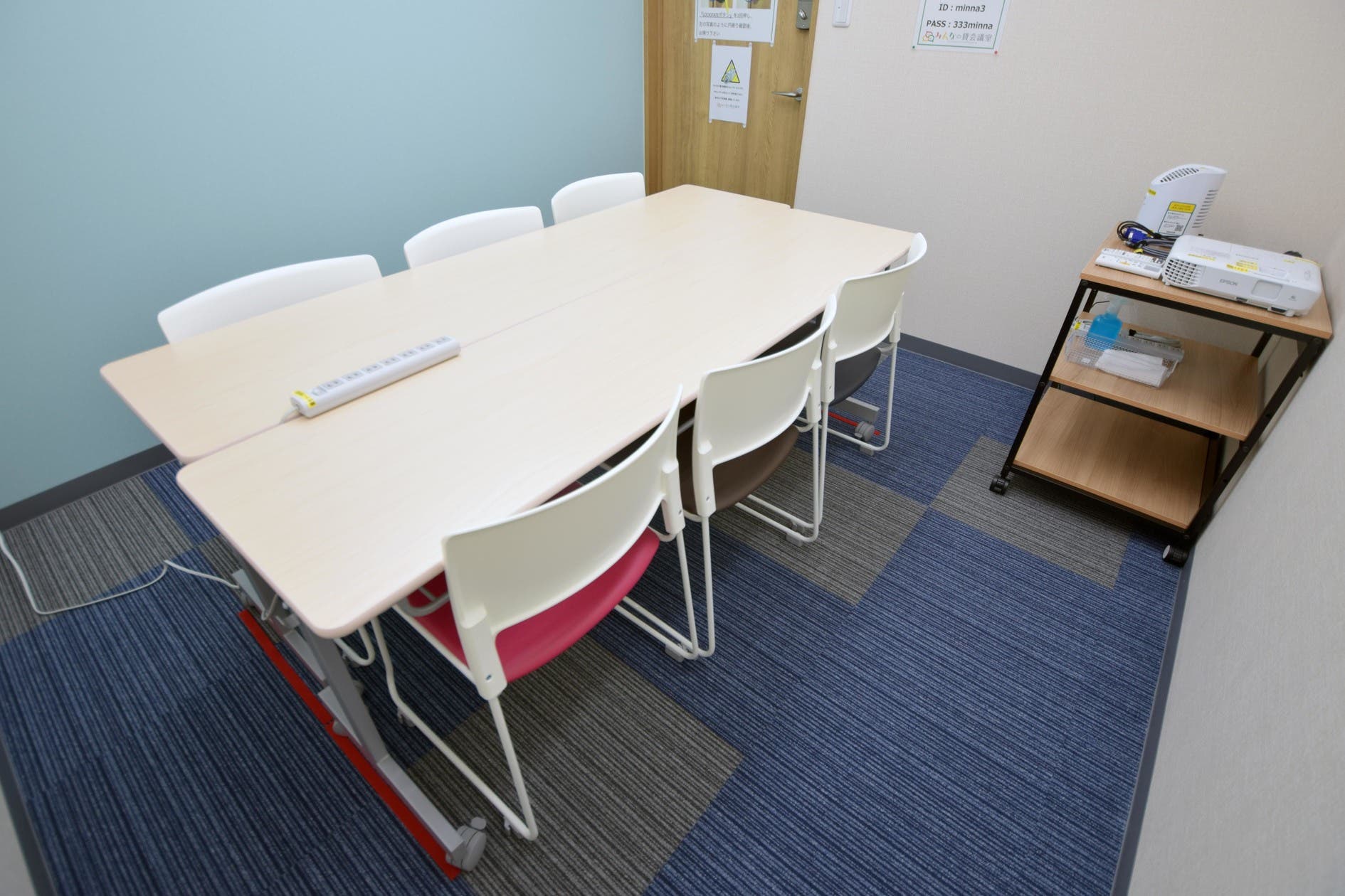 【博多駅徒歩3分】定員6名+予備椅子有！プロジェクター含む備品・高速Wi-Fi無料！301会議室の写真5