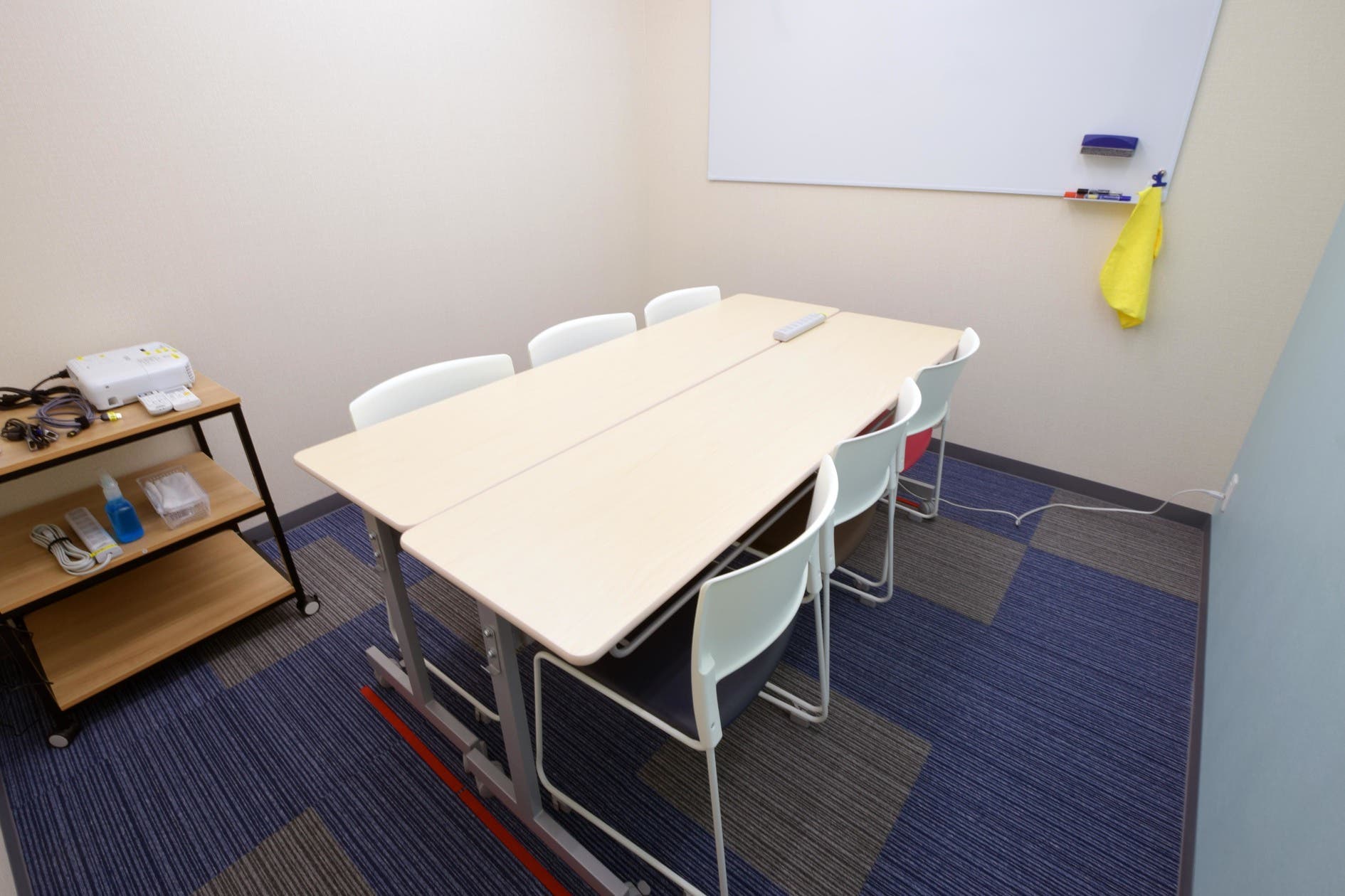 【博多駅徒歩3分】定員6名+予備椅子有！プロジェクター含む備品・高速Wi-Fi無料！301会議室の写真6