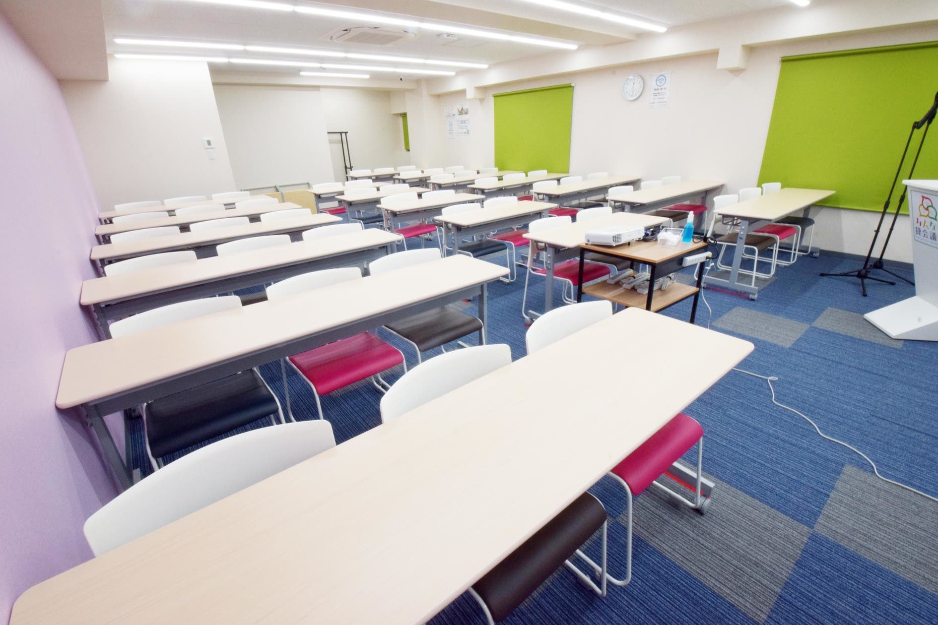 【博多駅徒歩3分】定員49名+予備椅子有り！プロジェクター含む備品・高速Wi-Fi無料！303会議室の写真6